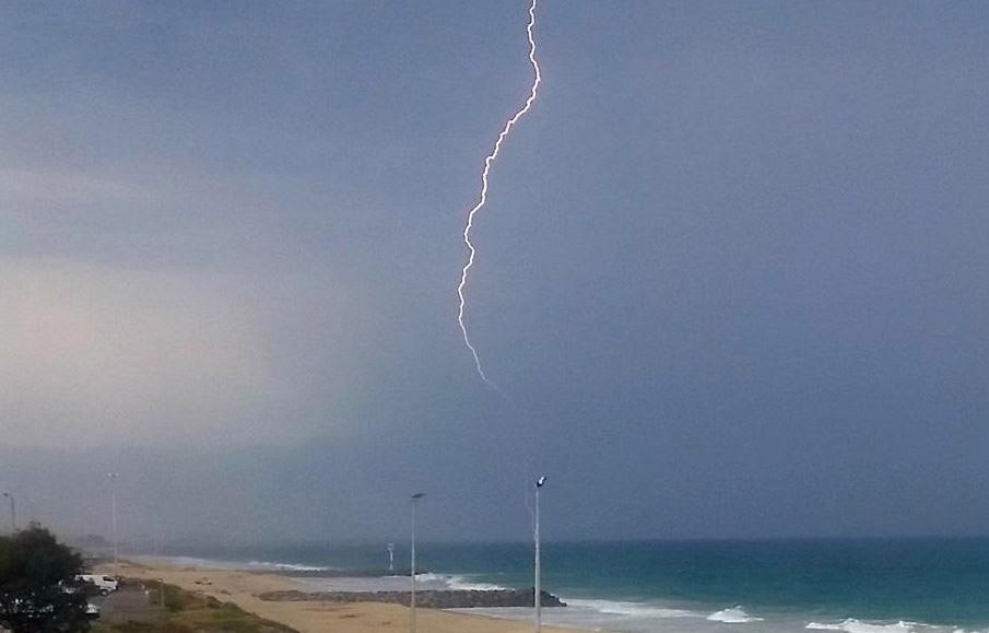 Three people hospitalised after lightning strikes hit Perth - ABC News