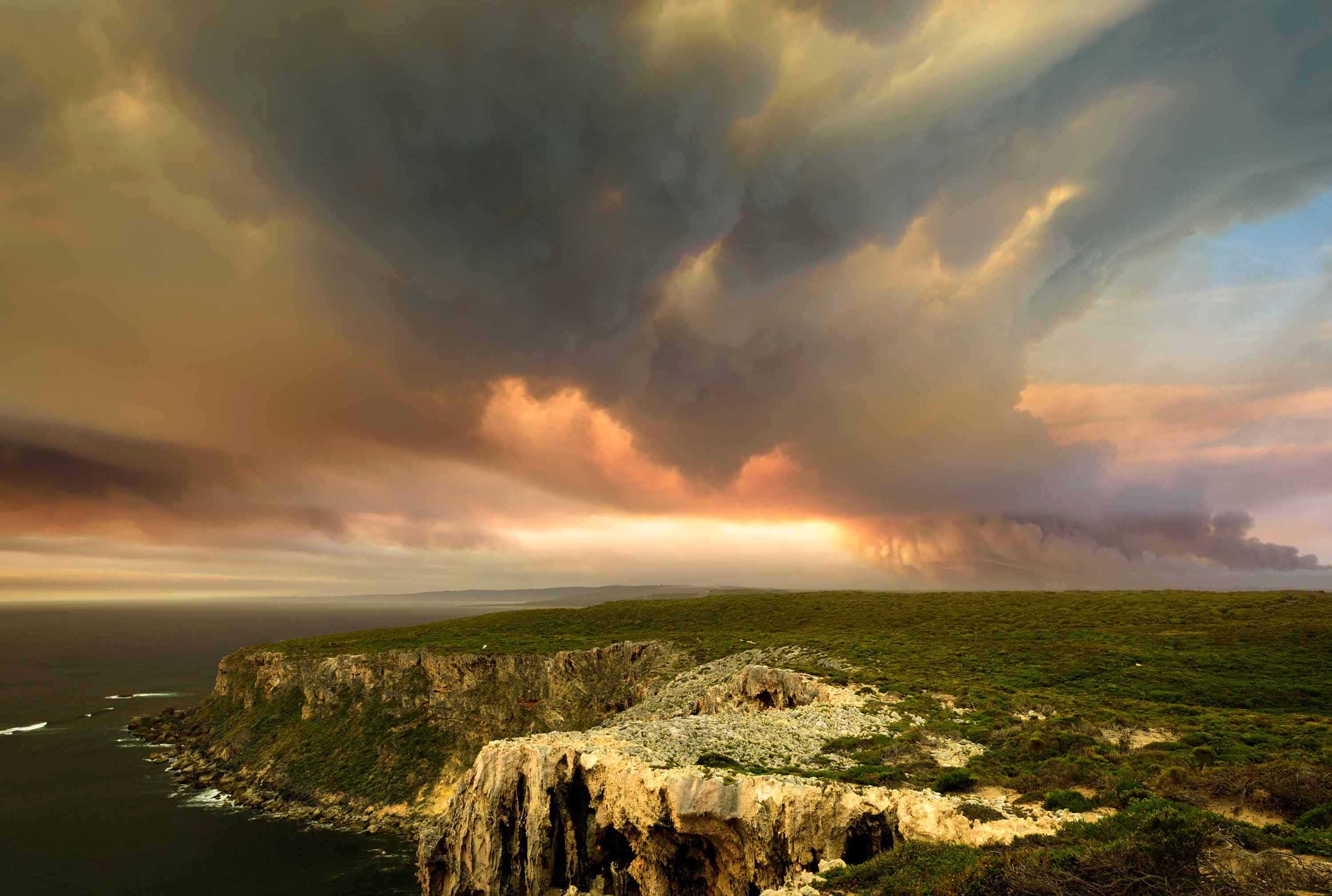 Photographer turns WA bushfire photos into a calendar to raise money ...