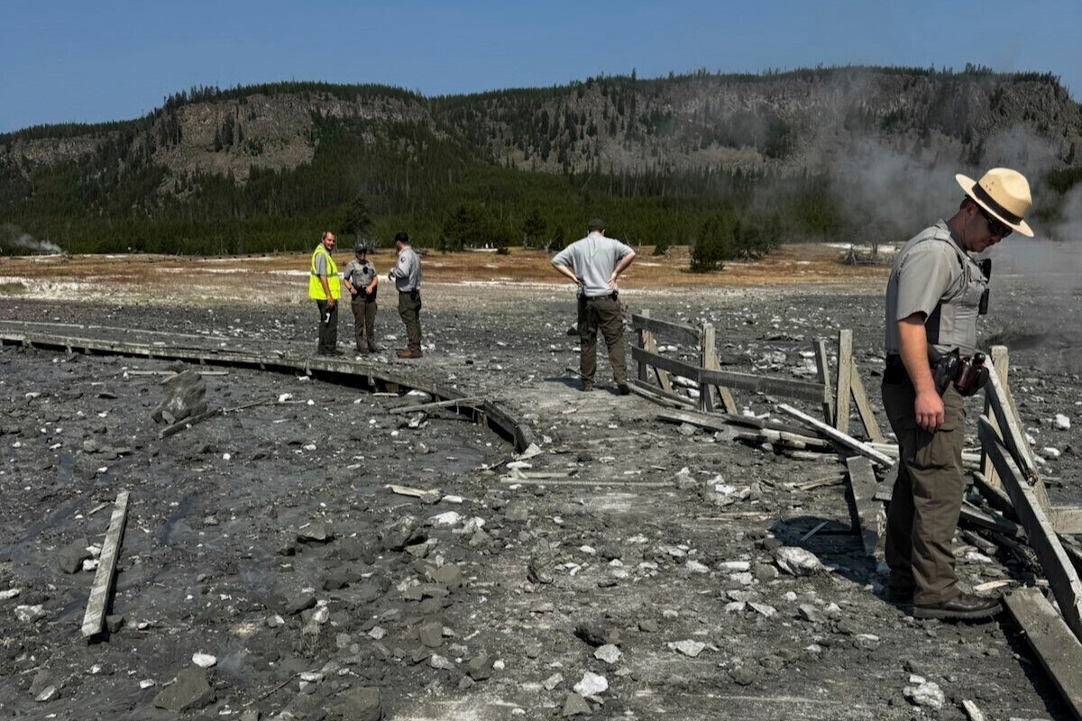 Surprise hot spring eruption in Yellowstone sends dozens of tourists ...