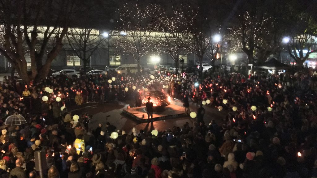 Crowds turn out for Hobart's annual bonfire and sing-along - ABC News
