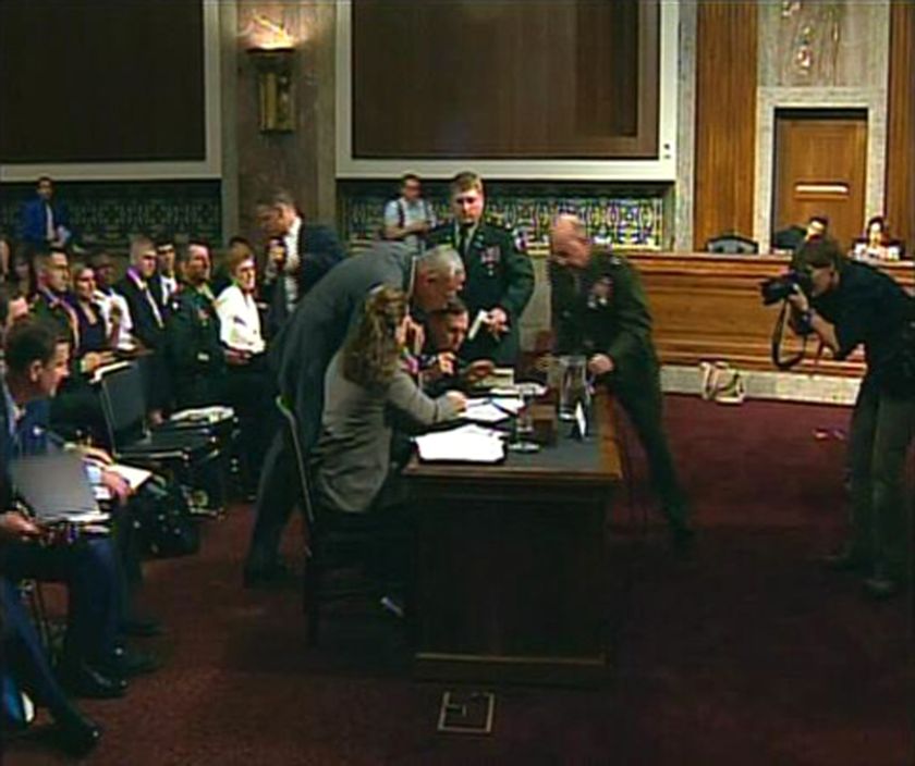 Petraeus faints during hearing - ABC News
