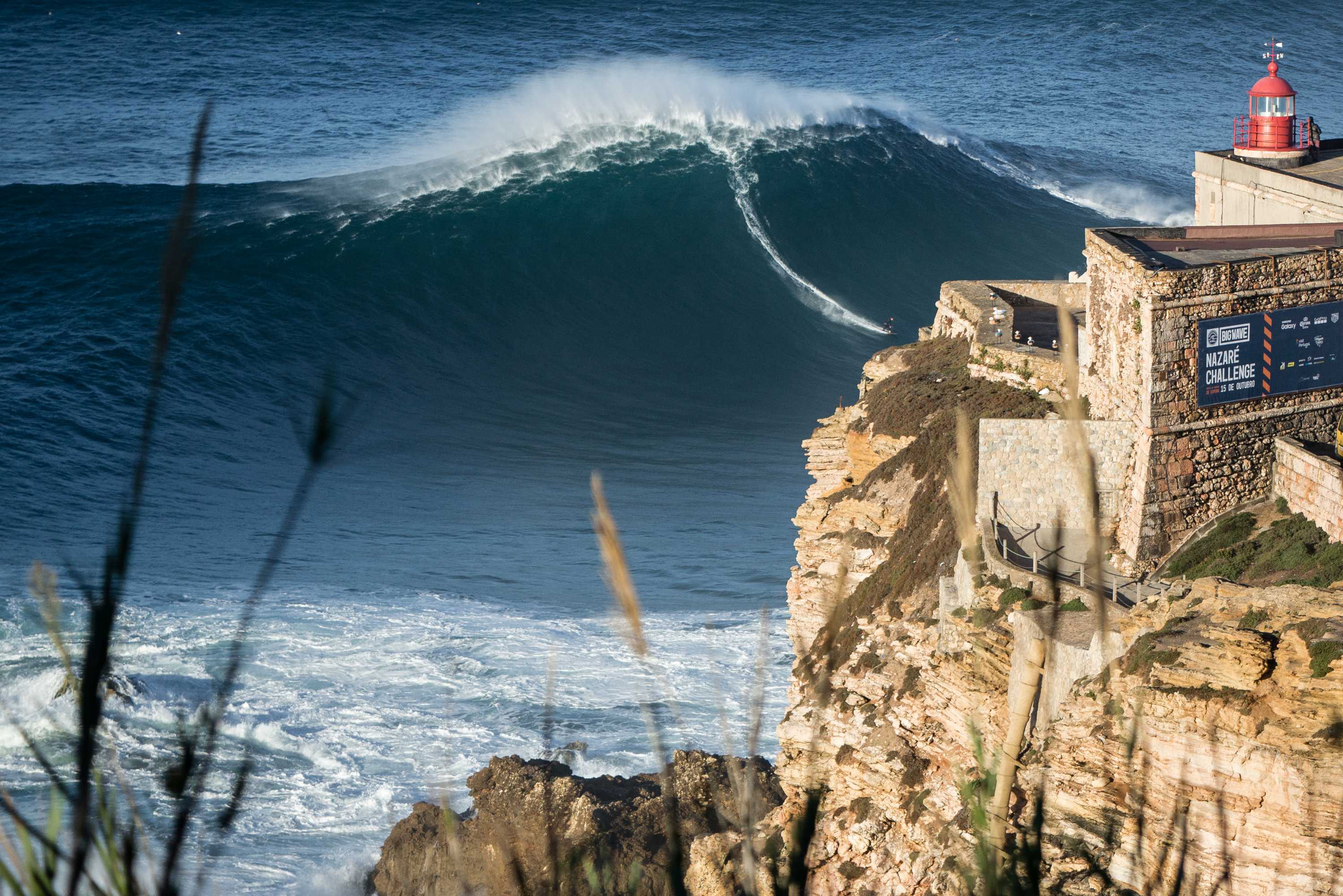 Unlikely pairing of WA shaper and German surfer hoping to jag 100-foot ...