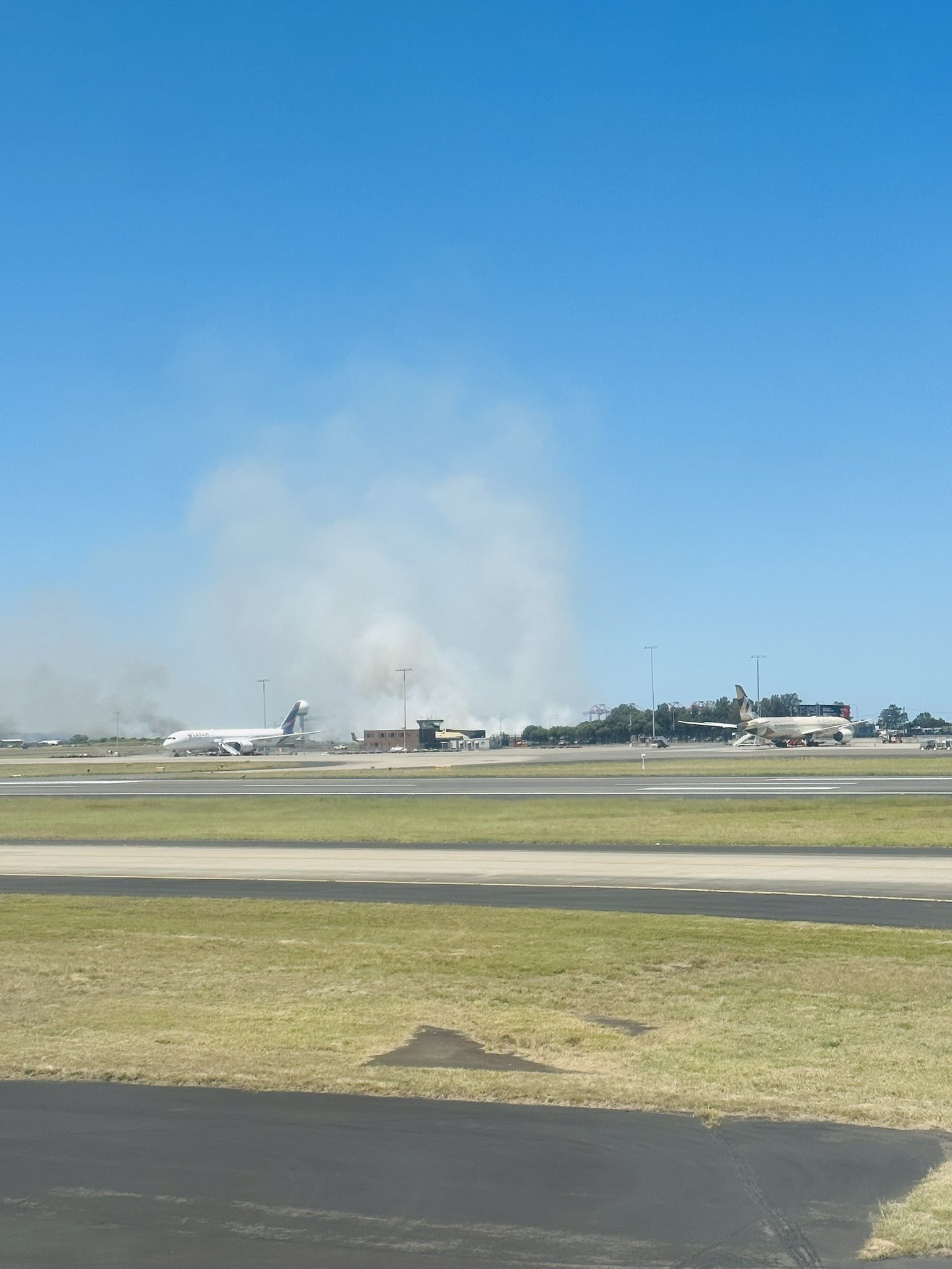 Qantas plane makes emergency landing, grassfire breaks out at Sydney ...