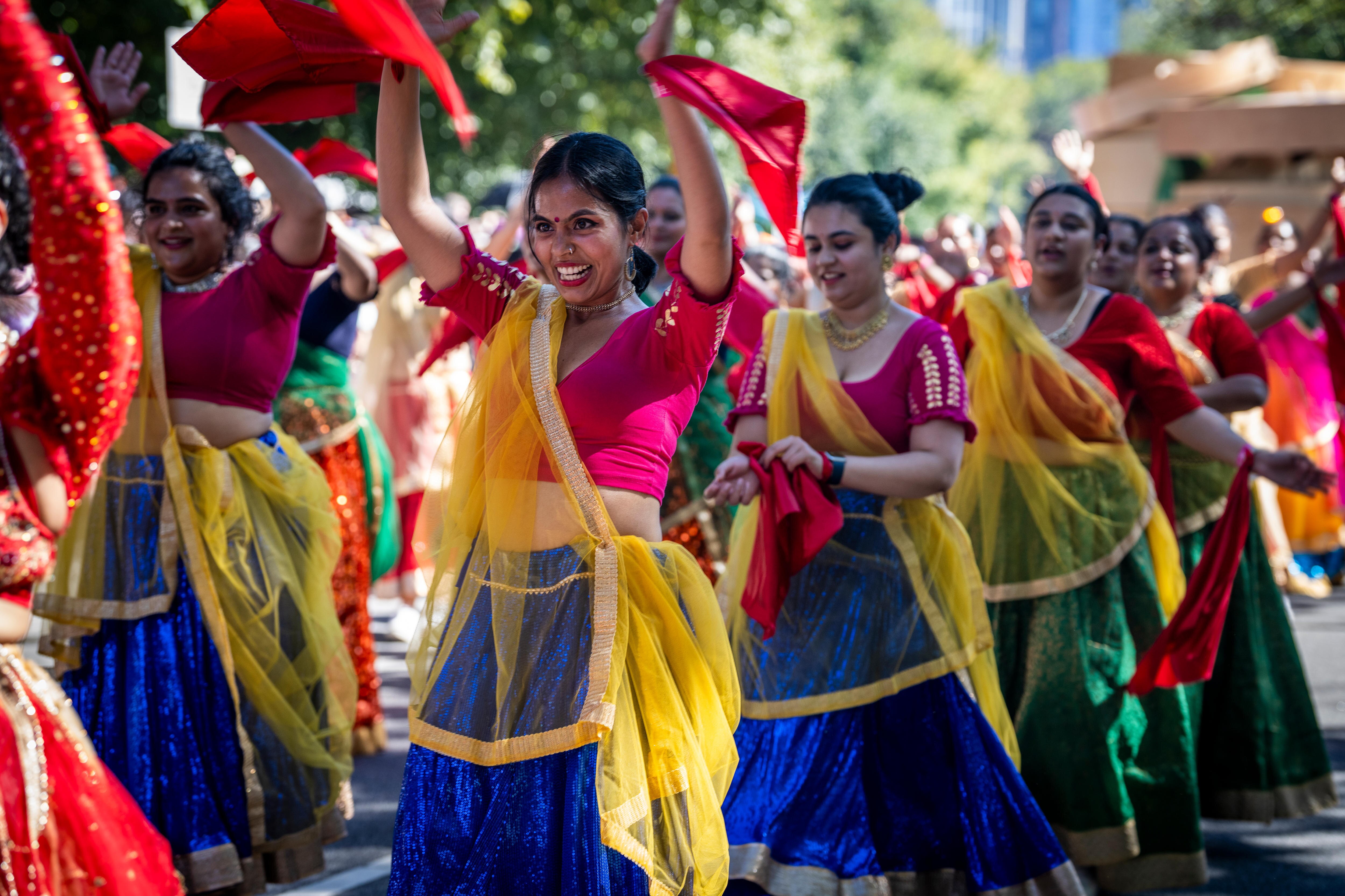 Record crowds brave Melbourne heat for 71st Moomba Festival - ABC News