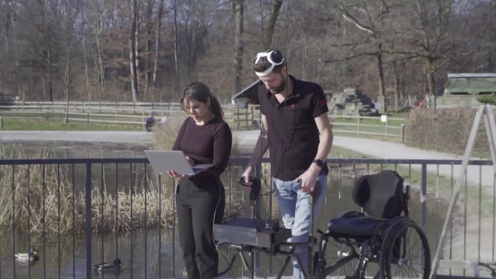Brain-spine interface allows paralysed man to walk - ABC News