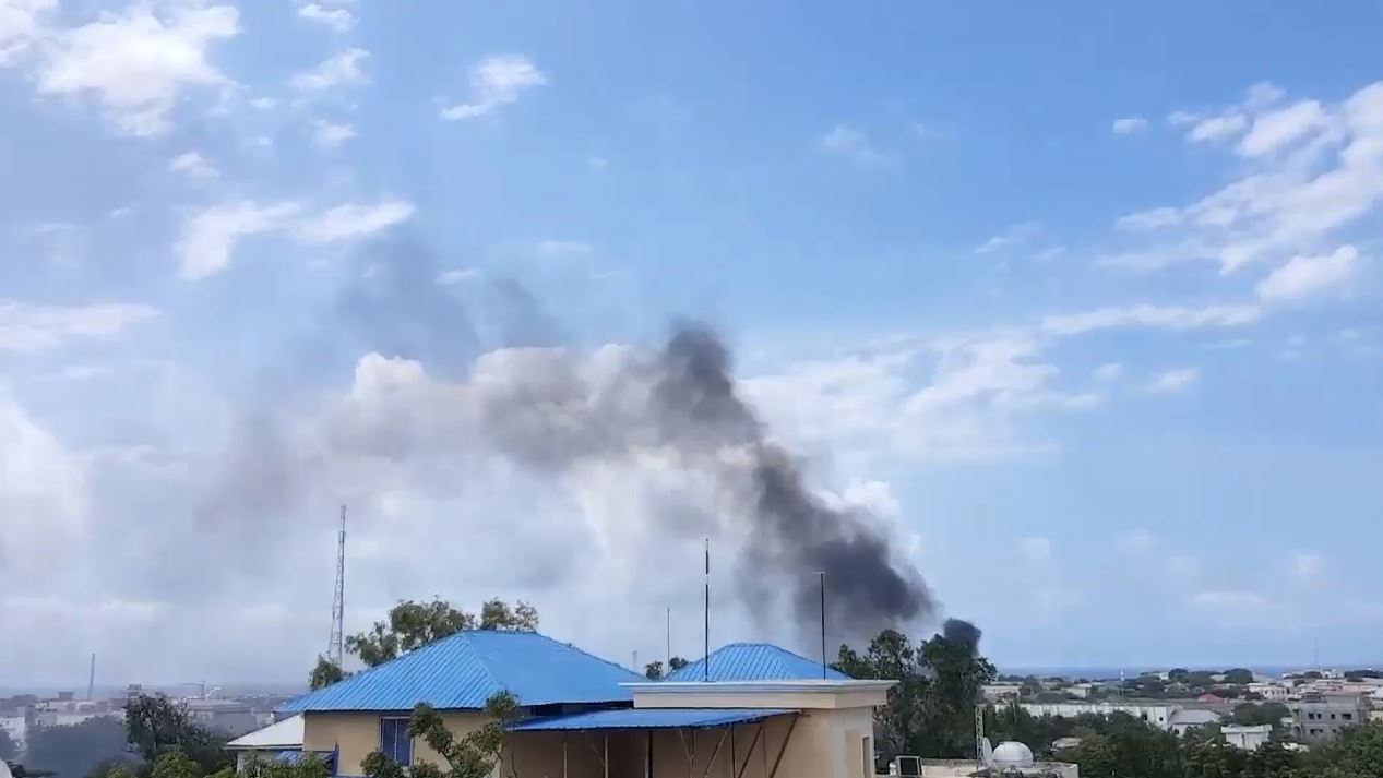 Mogadishu attack: Militants launch twin car bomb, gun attack on Somali ...