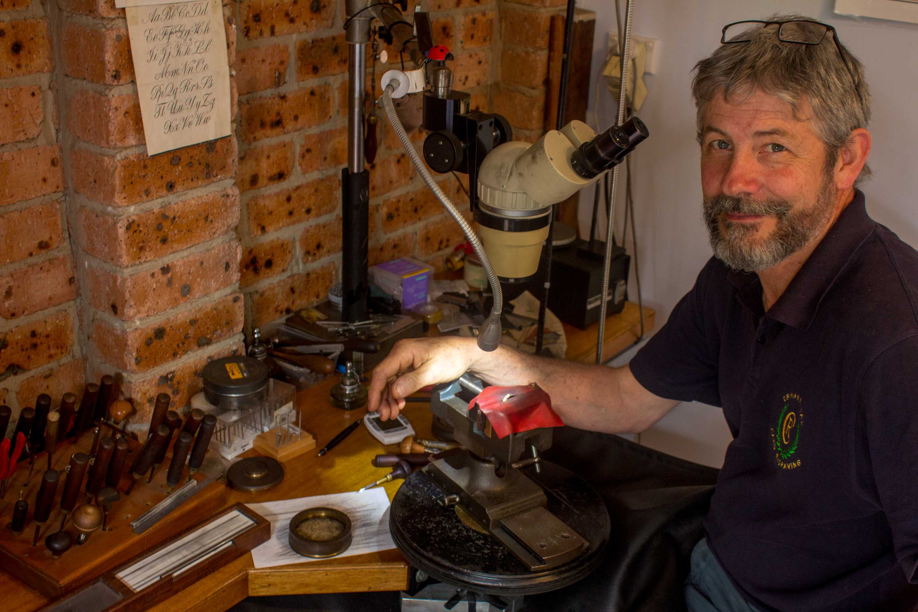 The man who engraved next year's Melbourne Cup - ABC News