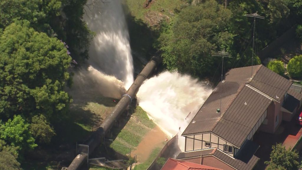 Burst water pipe floods homes in southern Sydney - ABC News