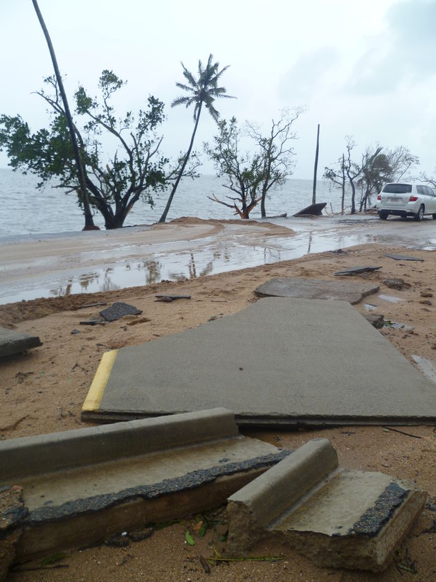 Weary residents begin cyclone clean-up - ABC News