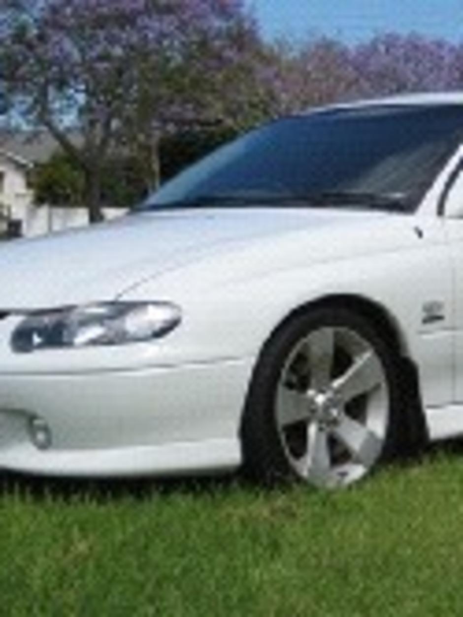 Armed pair force man into car boot - ABC News