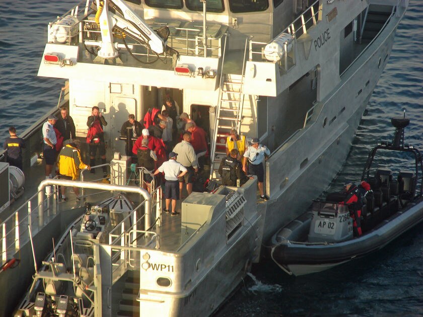 Sydney-Hobart crew safe after rescue - ABC News