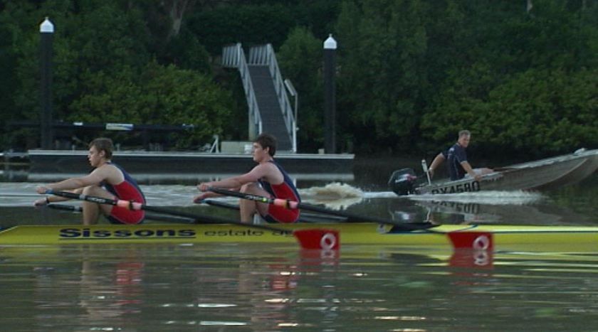Brisbane rowing club offers up oars to kids - ABC News