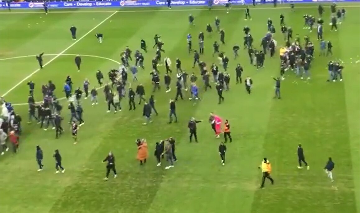 League One match abandoned as Reading fans storm the pitch in protest ...