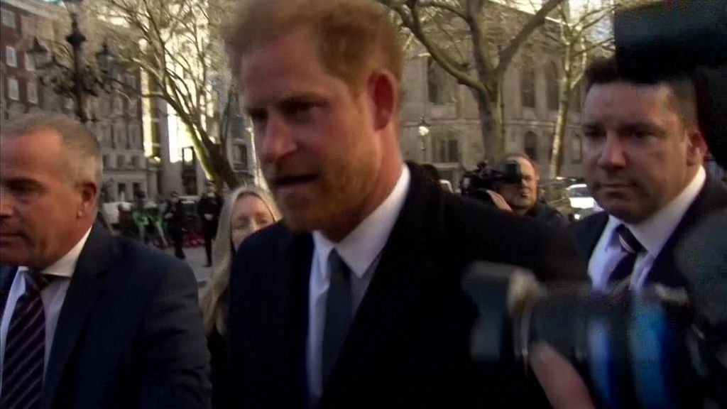 The moment Prince Harry makes a surprise appearance at UK court hearing ...
