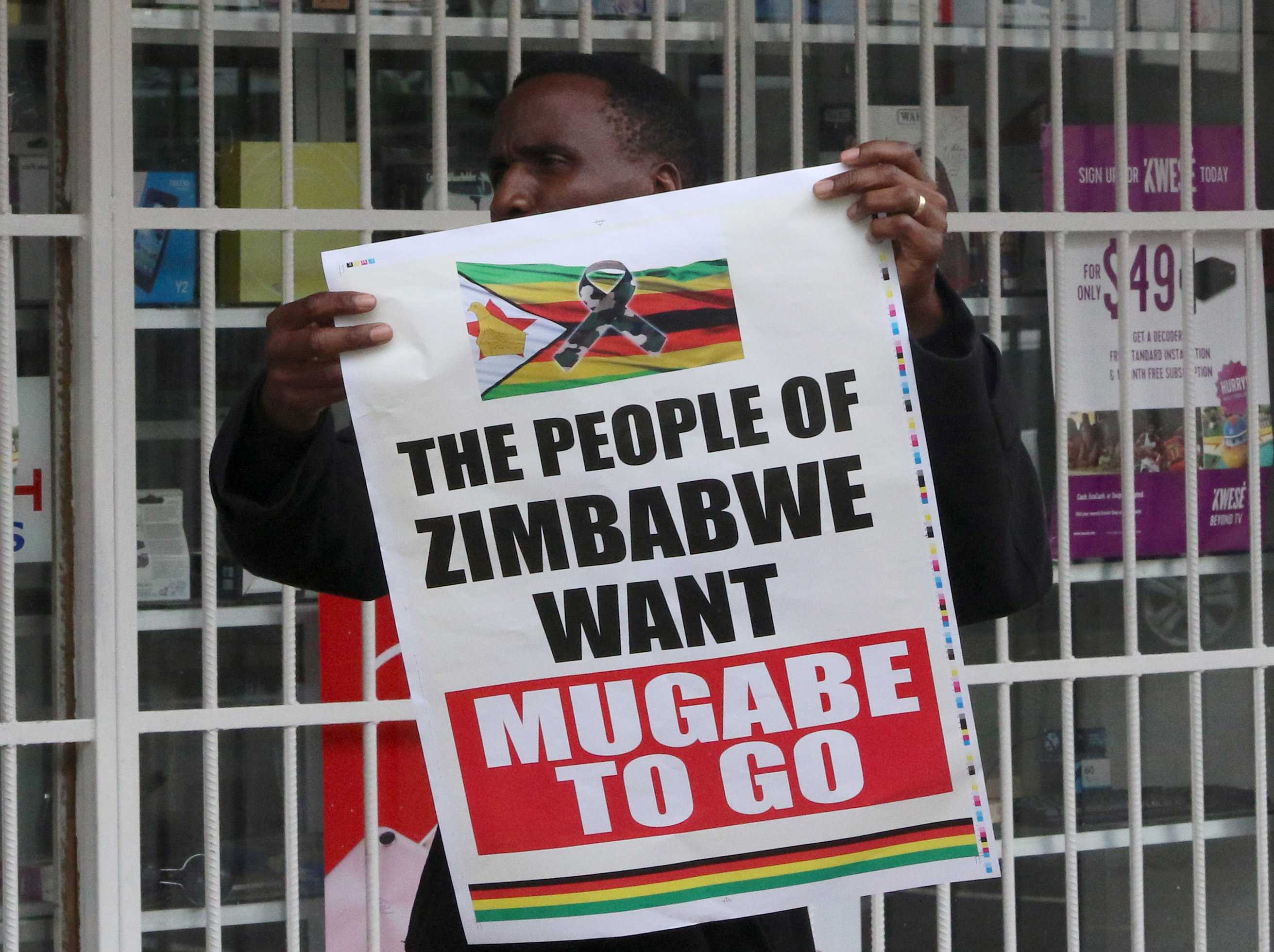 Robert Mugabe: Thousands take to streets of Harare in protest against ...