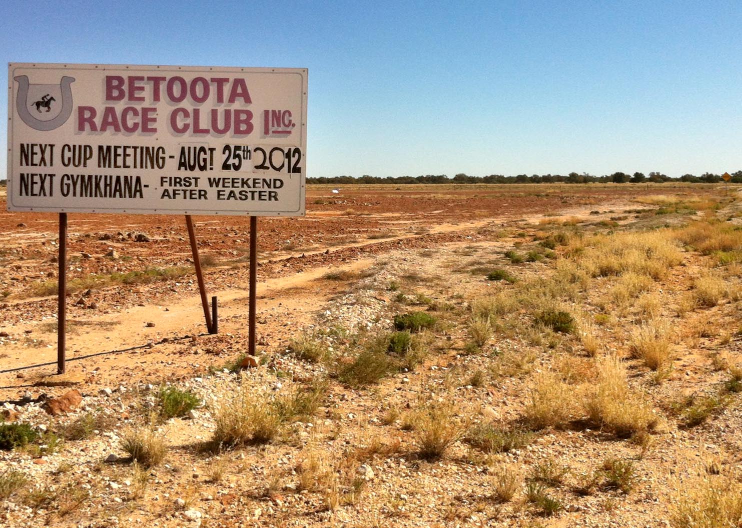 Ghost town Betoota comes alive for outback Qld race carnival - ABC News