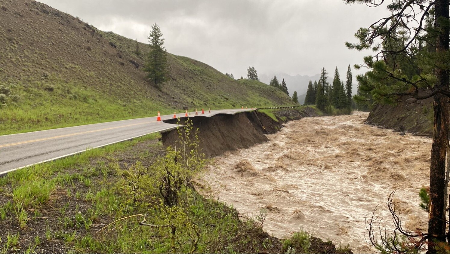 US flooding forces closure of Yellowstone National Park for first time ...