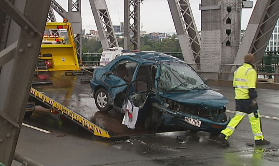 Story Bridge crash causes traffic chaos - ABC News