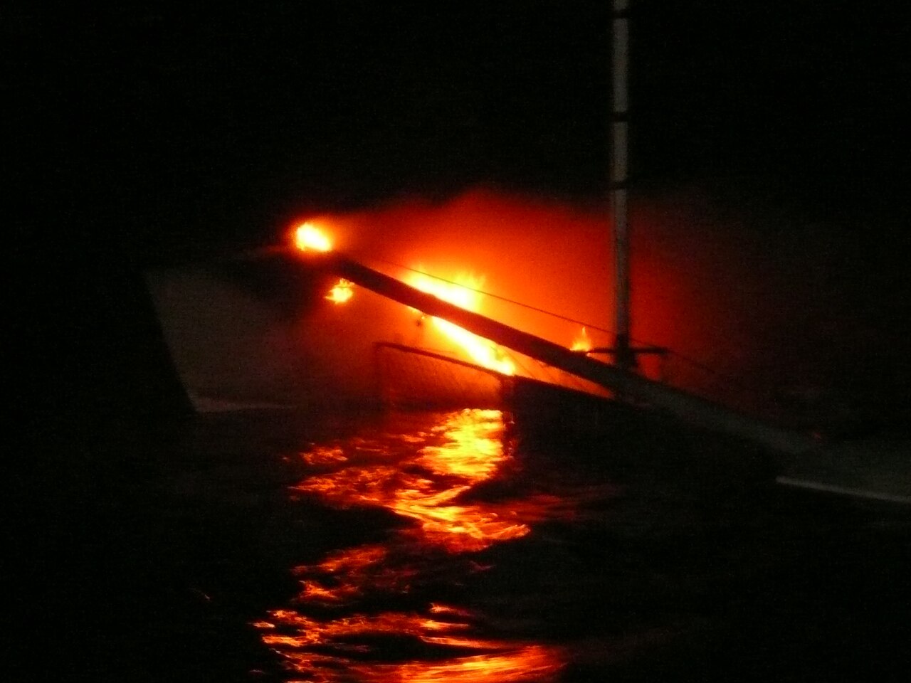 Blaze claims Yeppoon yacht - ABC News