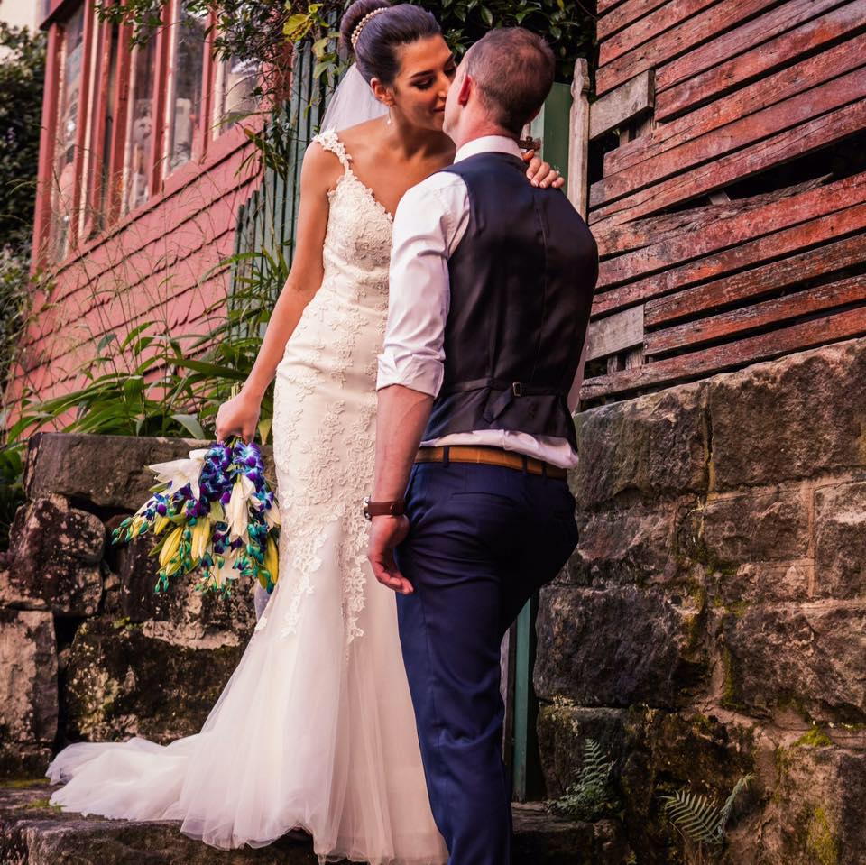 Kelly Clarke: Sydney woman dies of septicaemia on Fiji honeymoon - ABC News