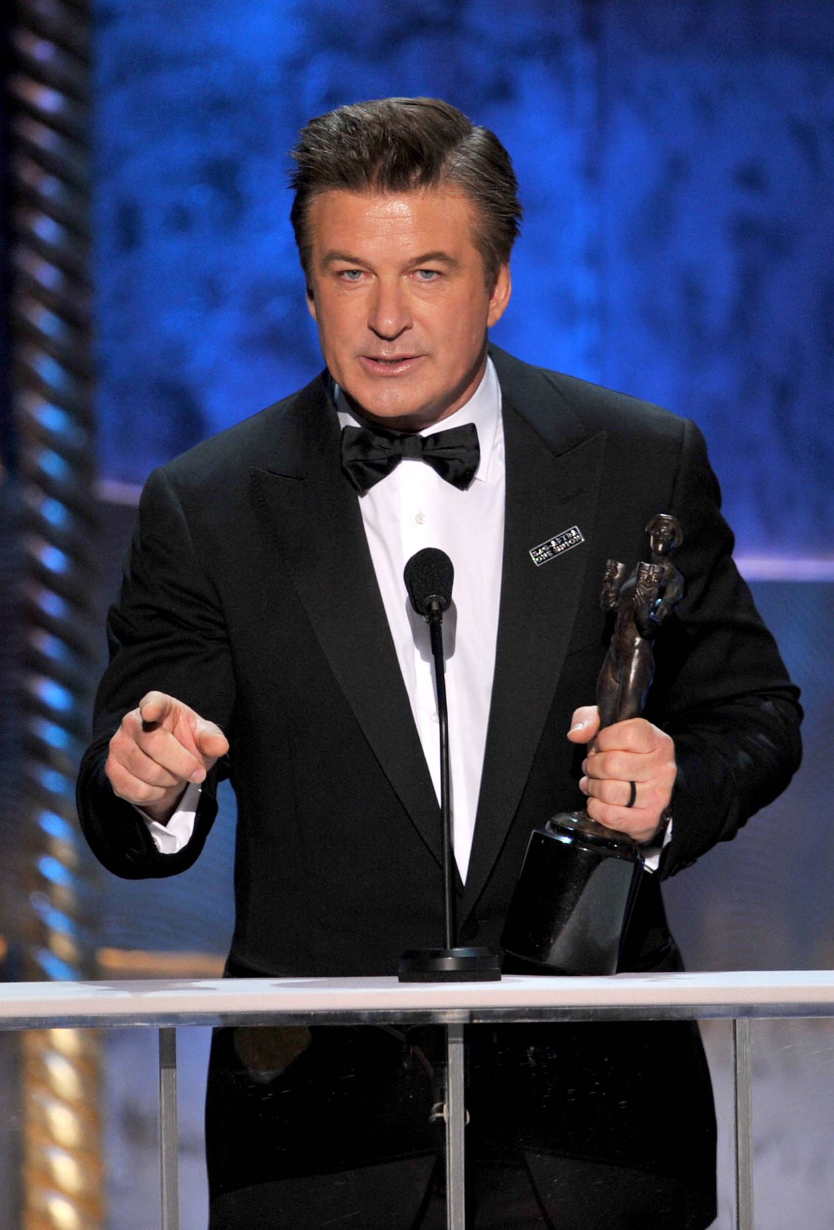 Woman charged with stalking Baldwin - ABC News