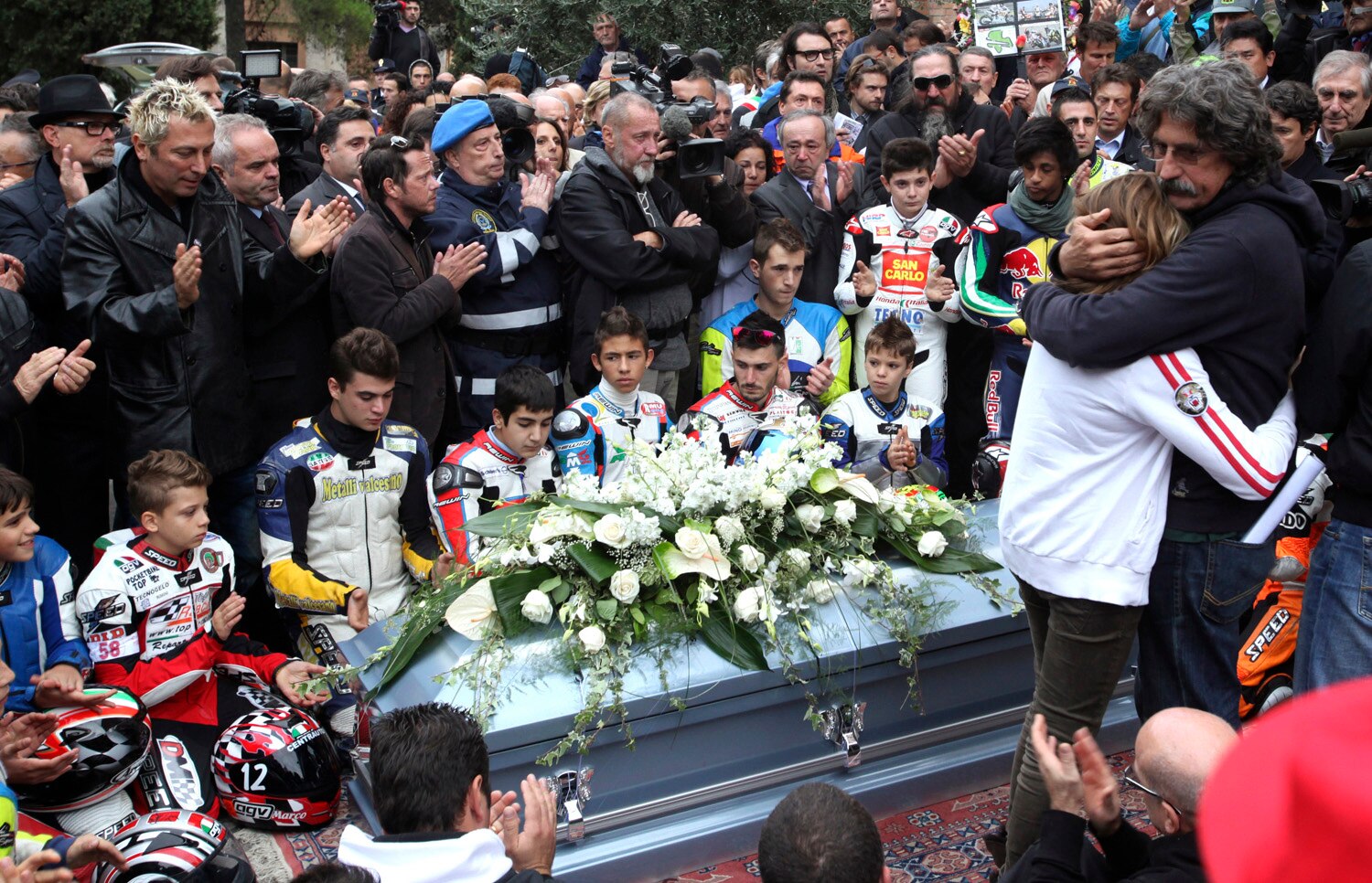 Thousands turn out for Simoncelli funeral - ABC News