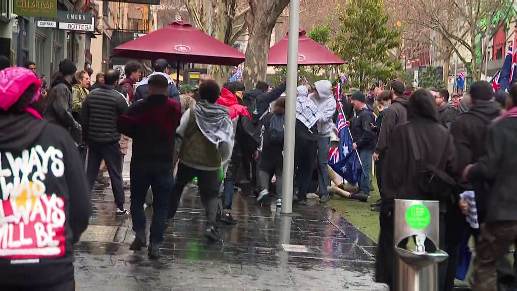 Protest descends into violent brawl in Melbourne's CBD - ABC News