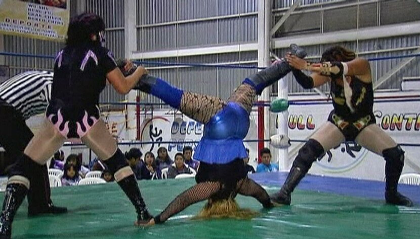 Women wrestlers add glam to body slam - ABC News