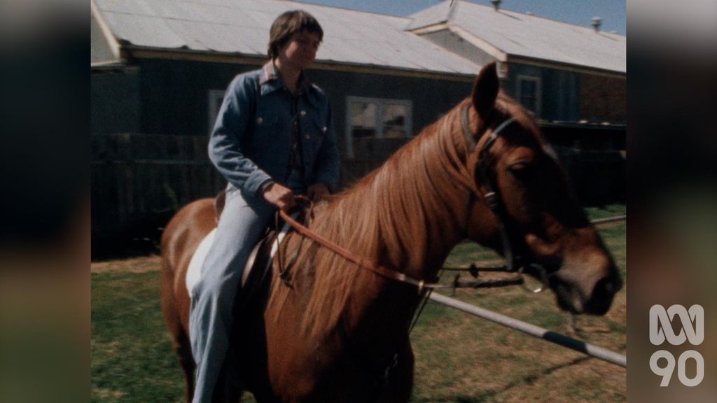 Council votes to install new hitching rails for horses (1977) - ABC News