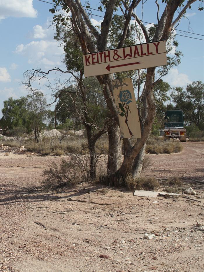 Flood waters to cut off Lightning Ridge - ABC News