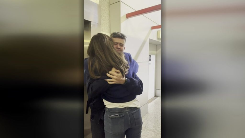 Bodhi Risby-Jones embraces mother on return to Australia - ABC News