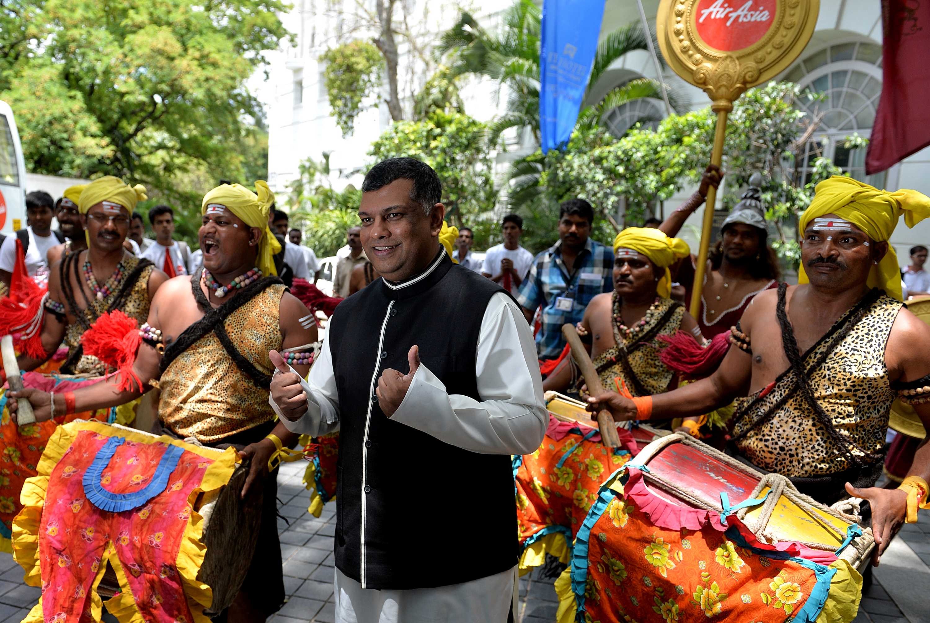 AirAsia QZ8501: Who is Tony Fernandes, the airline boss comforting ...
