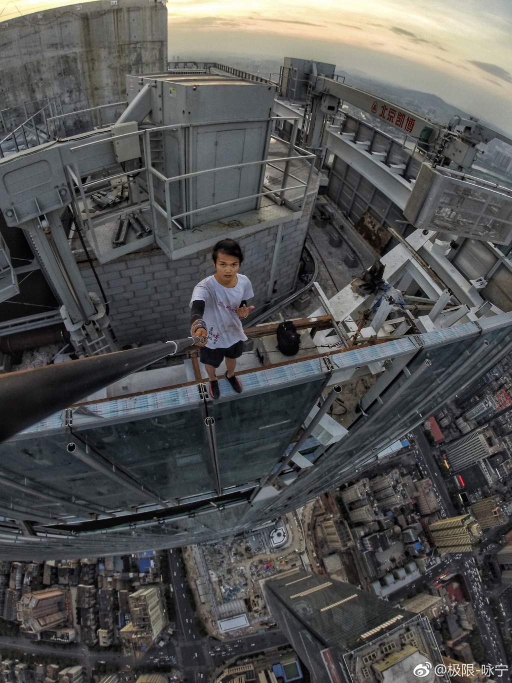 Chinese 'rooftopper' Wu Yongning plunges to his death from 62-storey ...