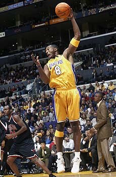 Rape accuser faces Bryant in courtroom - ABC News