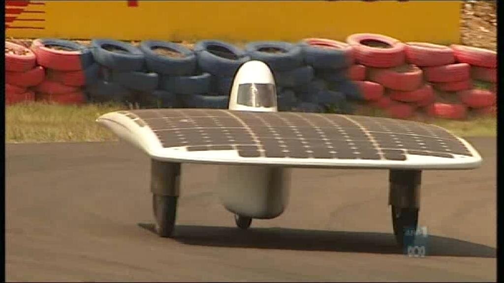 Japanese team wins solar car challenge - ABC News
