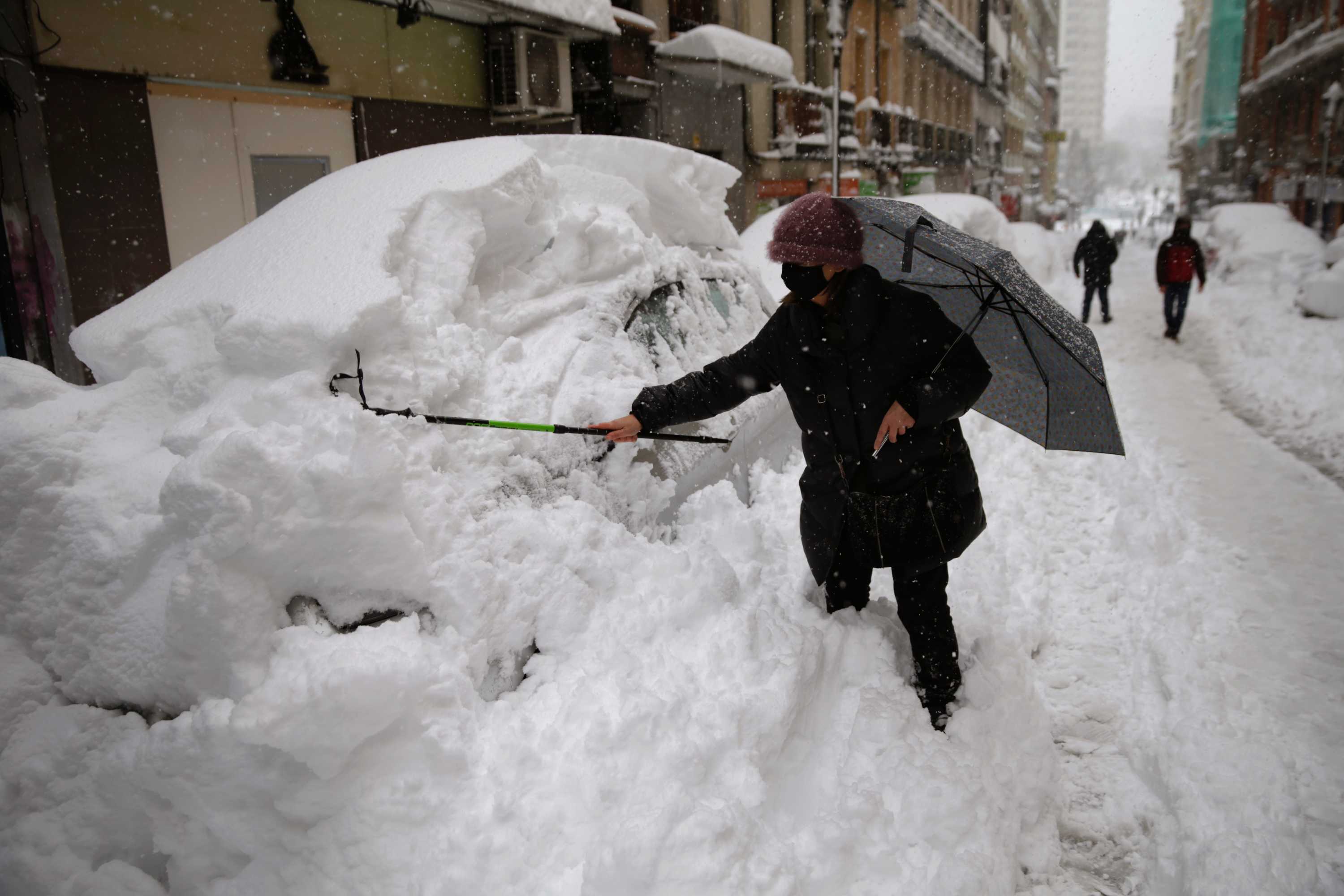 Spanish snow storm Filomena kills four, traps thousands in cars and ...