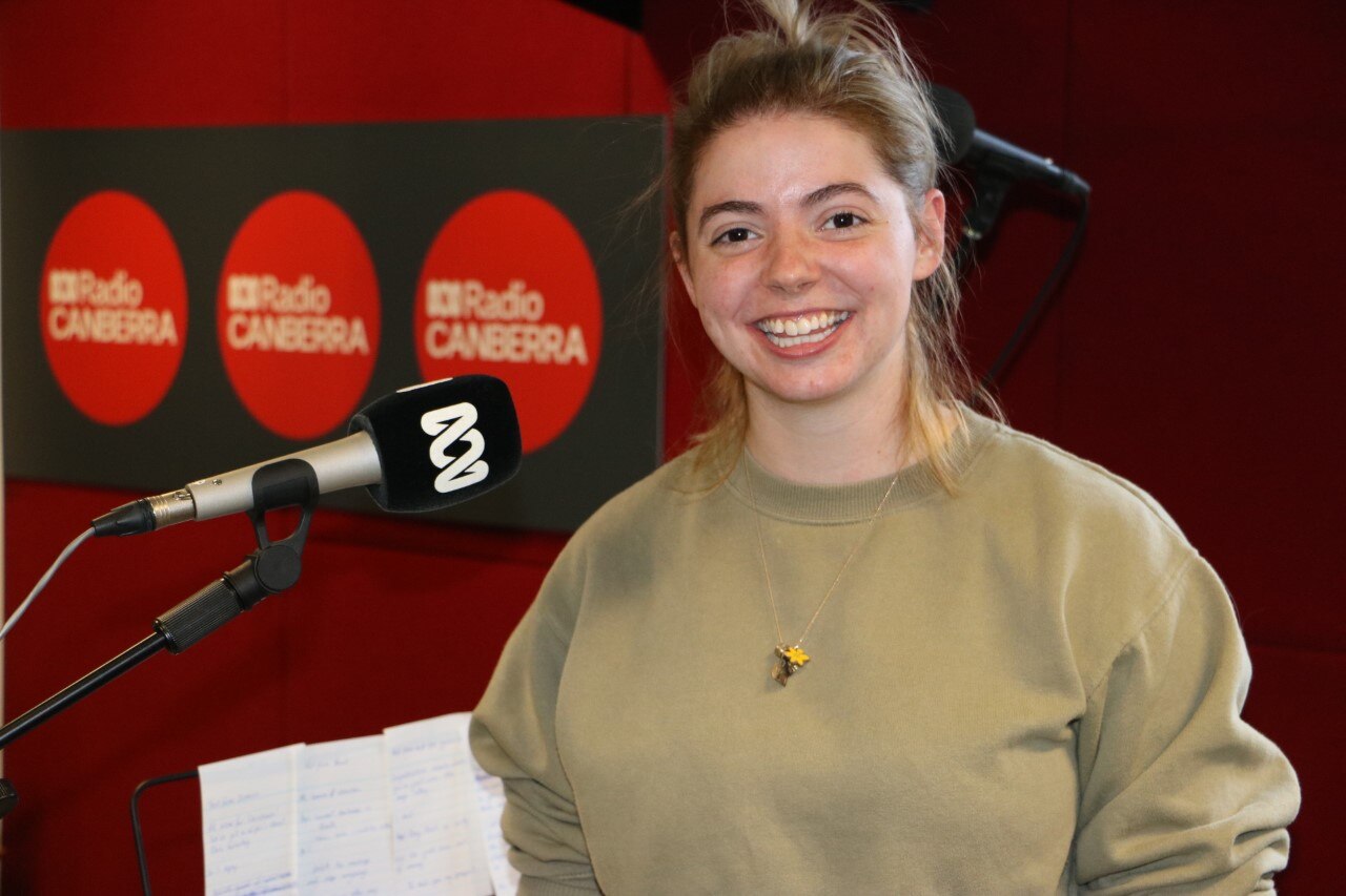 Laura Johnston's hilarious Christmas song - ABC listen