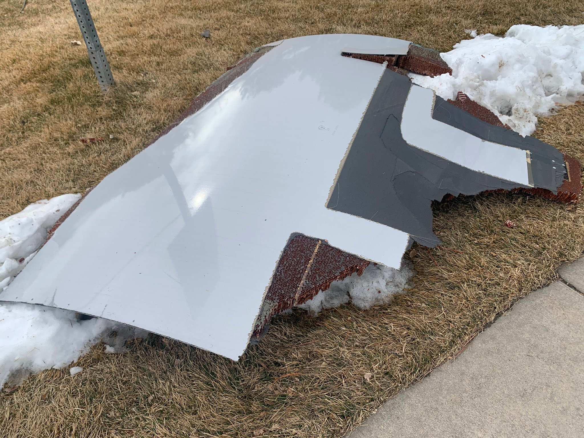United Airlines flight suffers engine failure, scatters debris over ...
