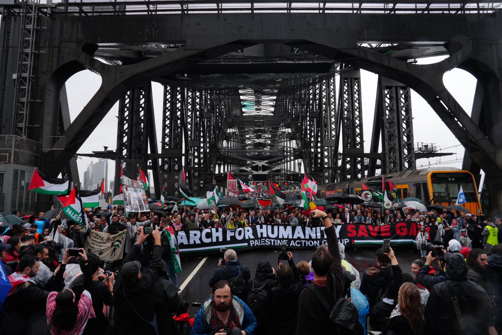 Pro-Palestinian protesters cross Sydney Harbour Bridge, rally in ...
