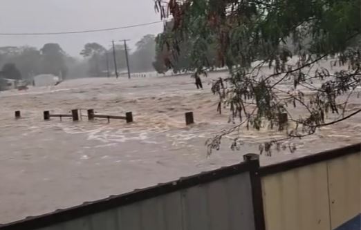 Grandchester flash flooding in Ipswich region - ABC News