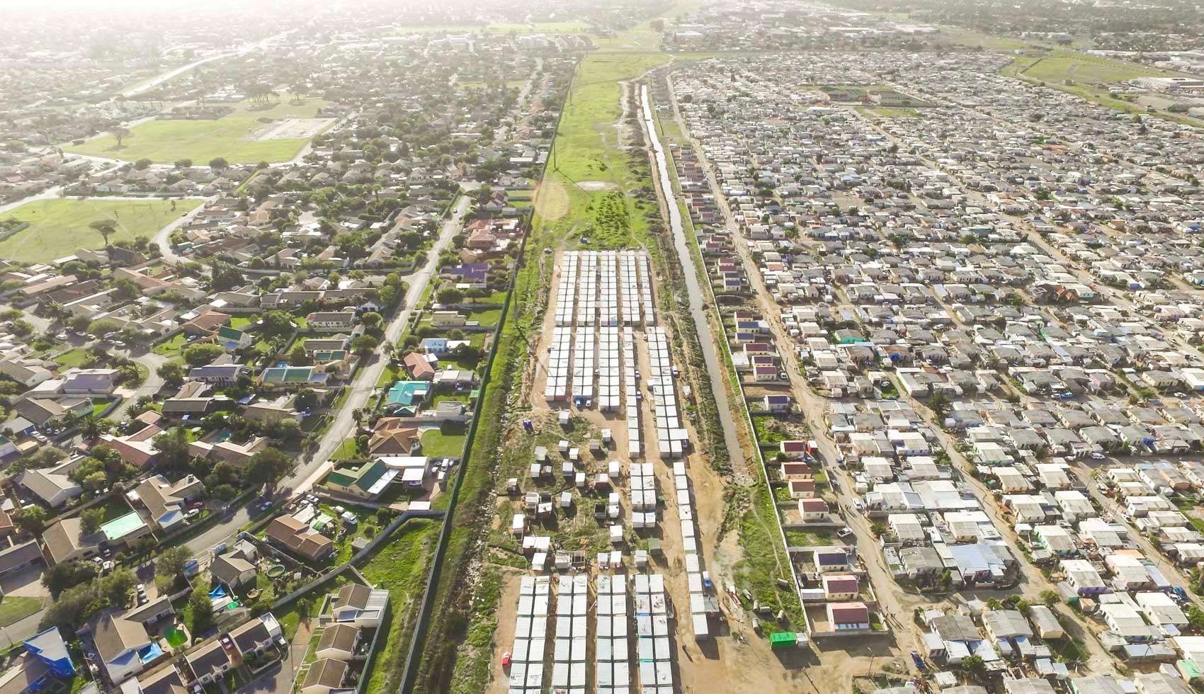 Photographer Johnny Miller highlights divide between Cape Town's rich ...