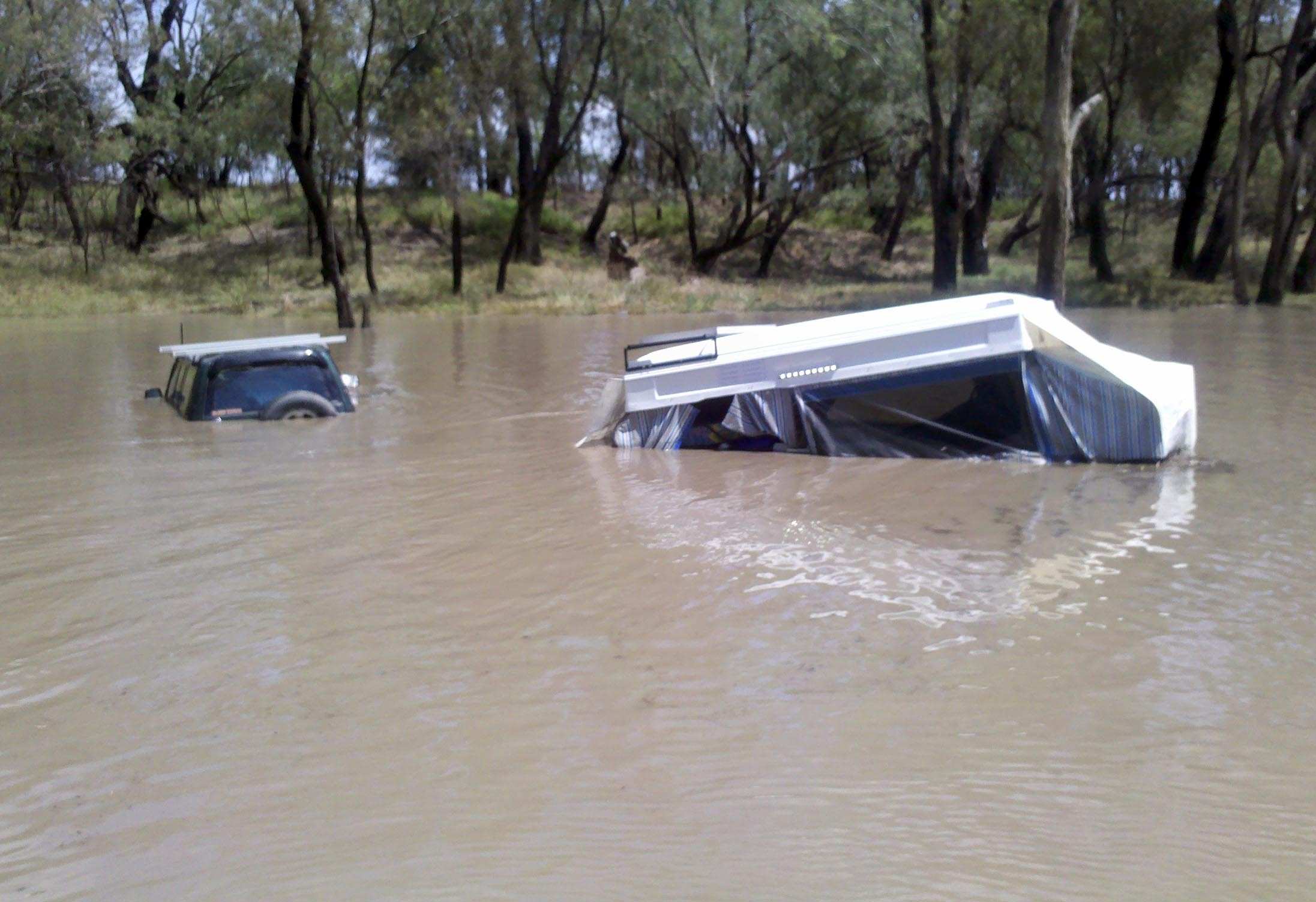 Qld storms cause flash flooding, cuts roads - ABC News