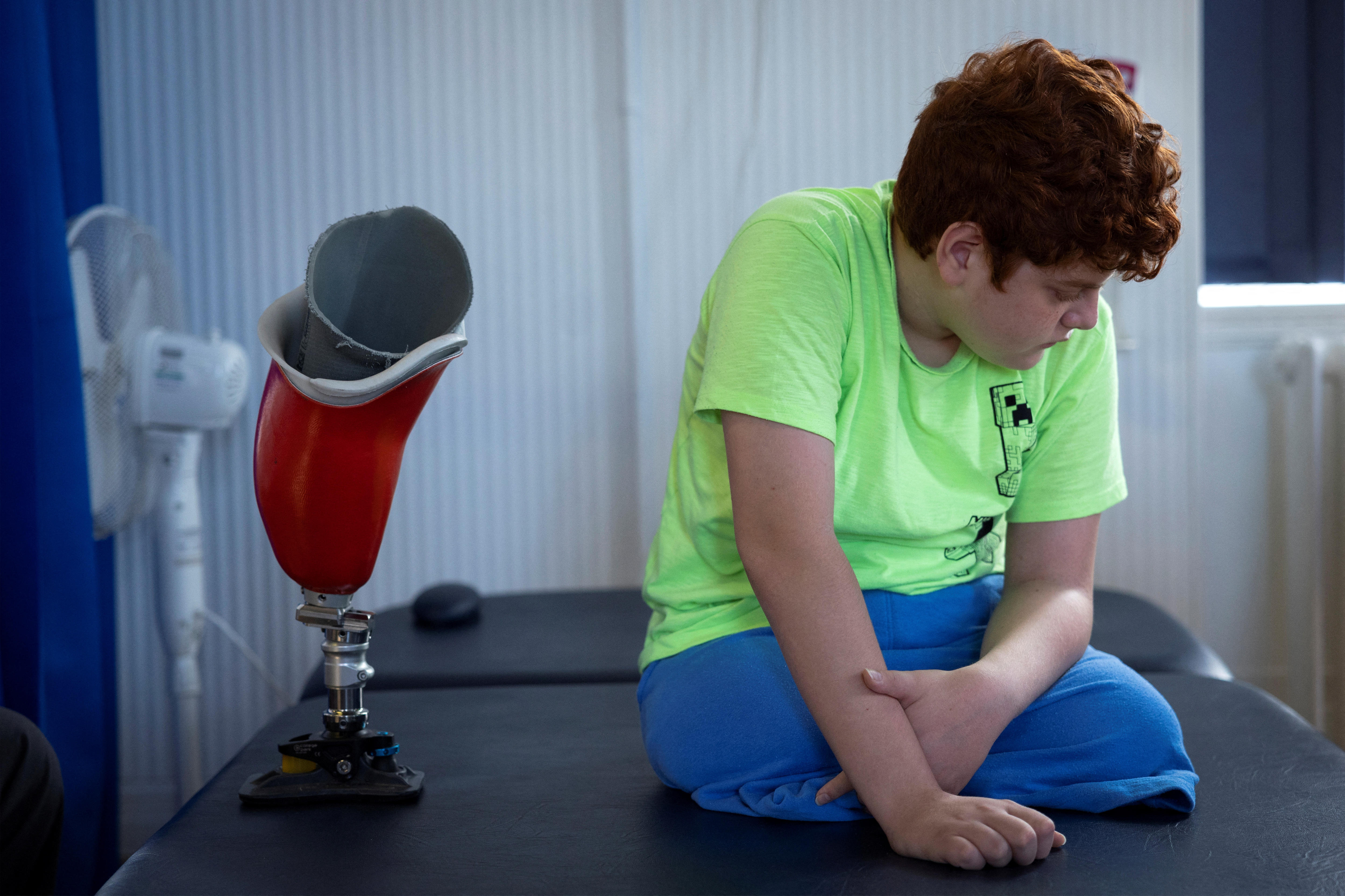 A boy takes his first arduous steps on prosthetic legs after Türkiye's ...