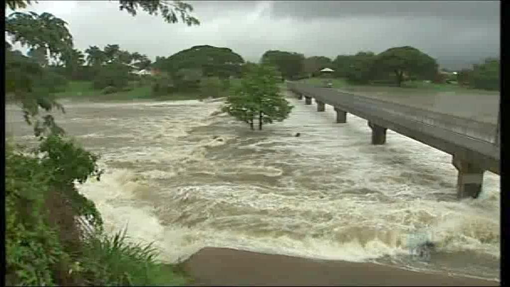 Ex-tropical Cyclone lashes Qld coast - ABC News