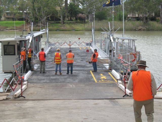 New ferry on its way to Lyrup in South Australia's Riverland - ABC News