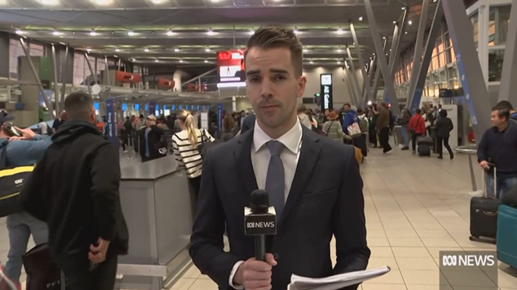 Reporter Jamie McKinnell describes the chaos at Sydney Airport - ABC News