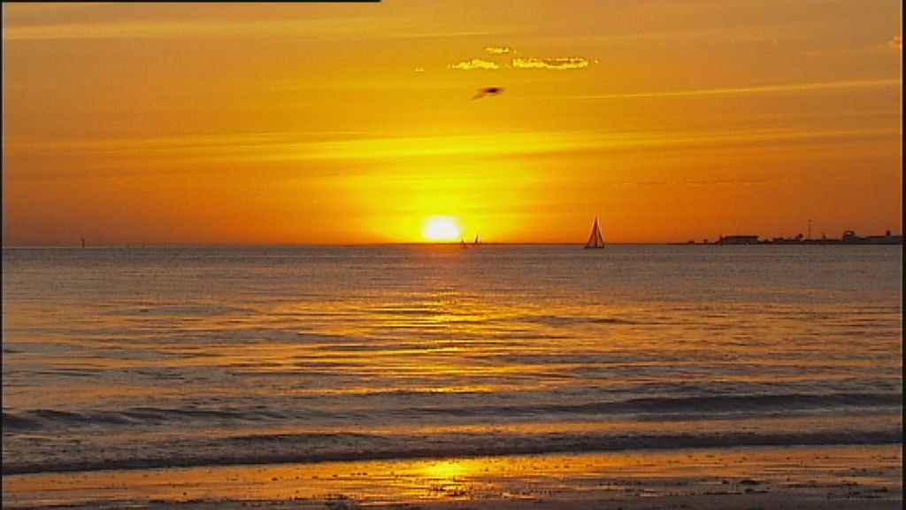 High temps, winds test Victorian firefighters - ABC News