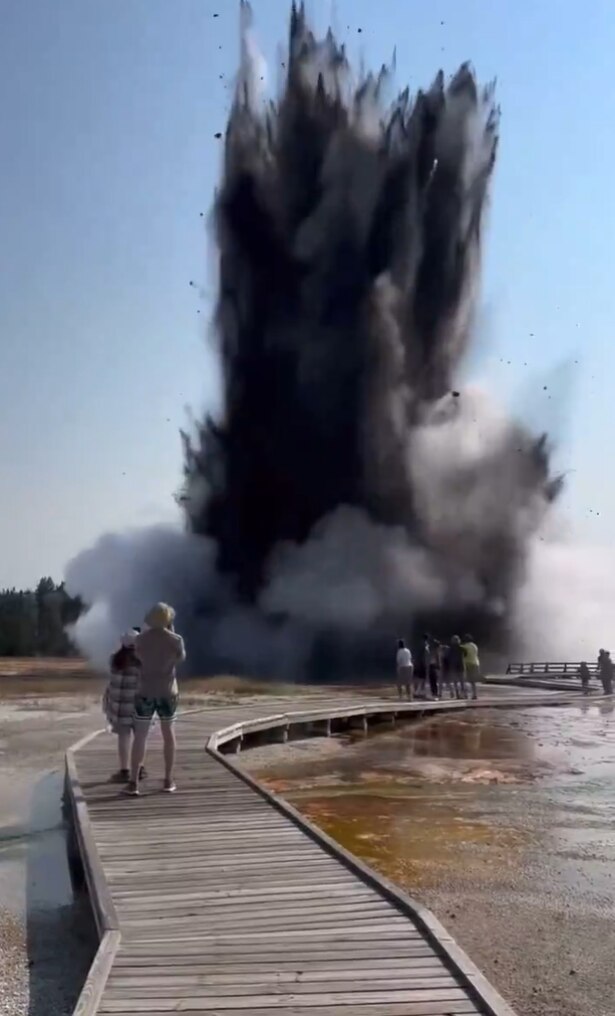 Surprise hot spring eruption in Yellowstone sends dozens of tourists ...