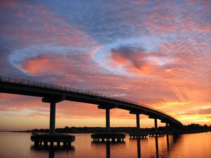 Symbolic Hindmarsh Bridge walk recognises Aboriginal struggle - ABC listen