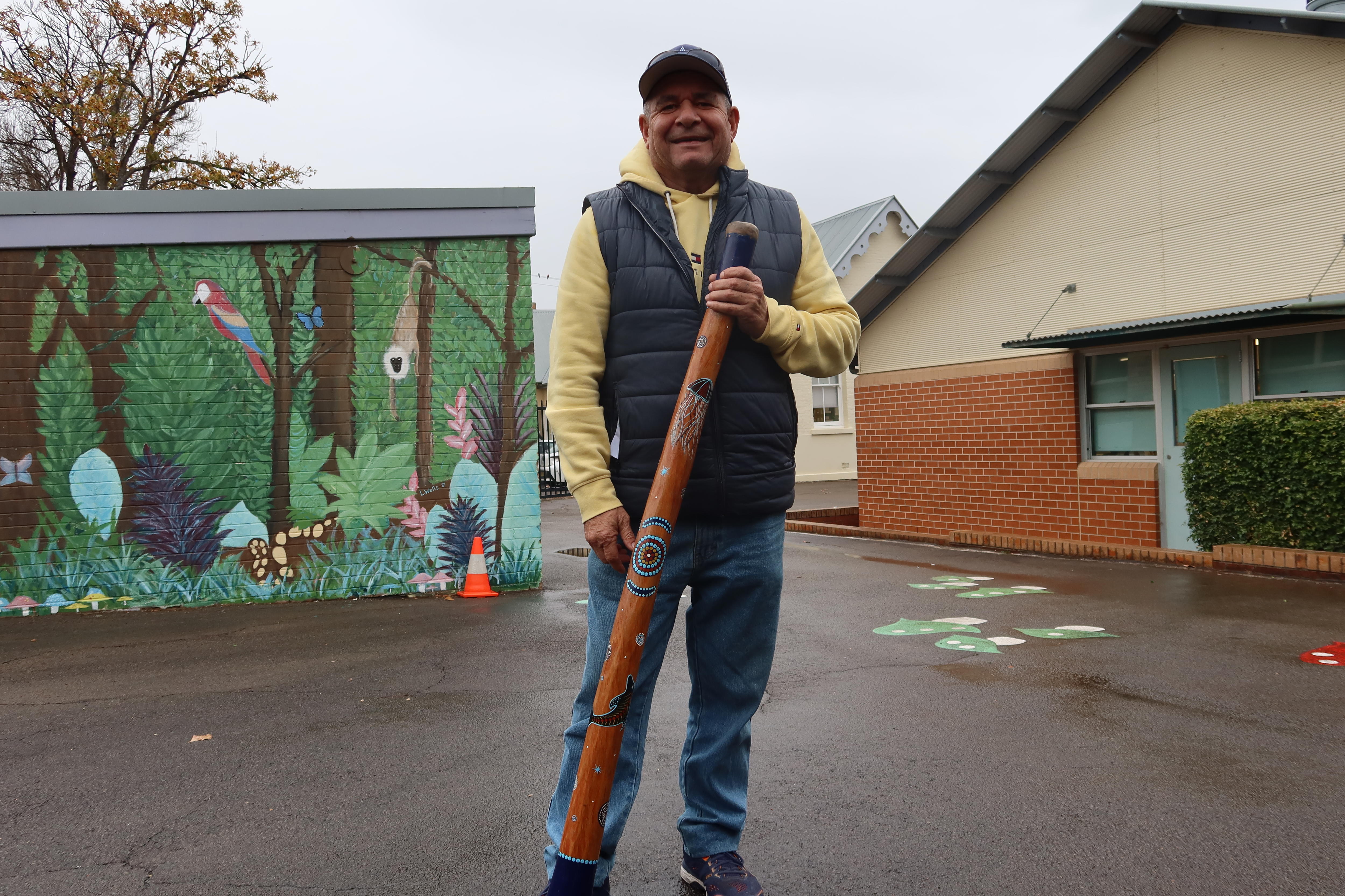 Bidjara man Uncle Richie Lawton teaches school kids how to play the ...